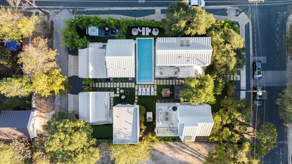 Luxe 11bdr W/ Putting Green, Game Room, Pool Bouldin Collective By Avantstay - Texas