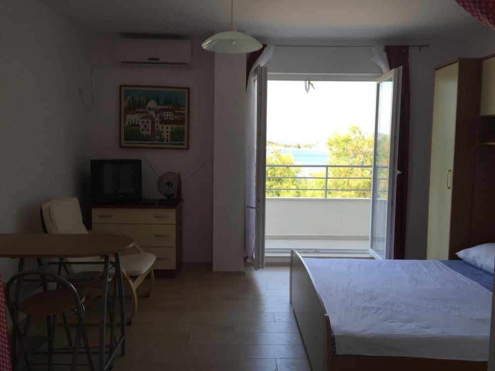 Strandappartement Ana mit Meerblick, Garten, Grillplatz by Interhome ...