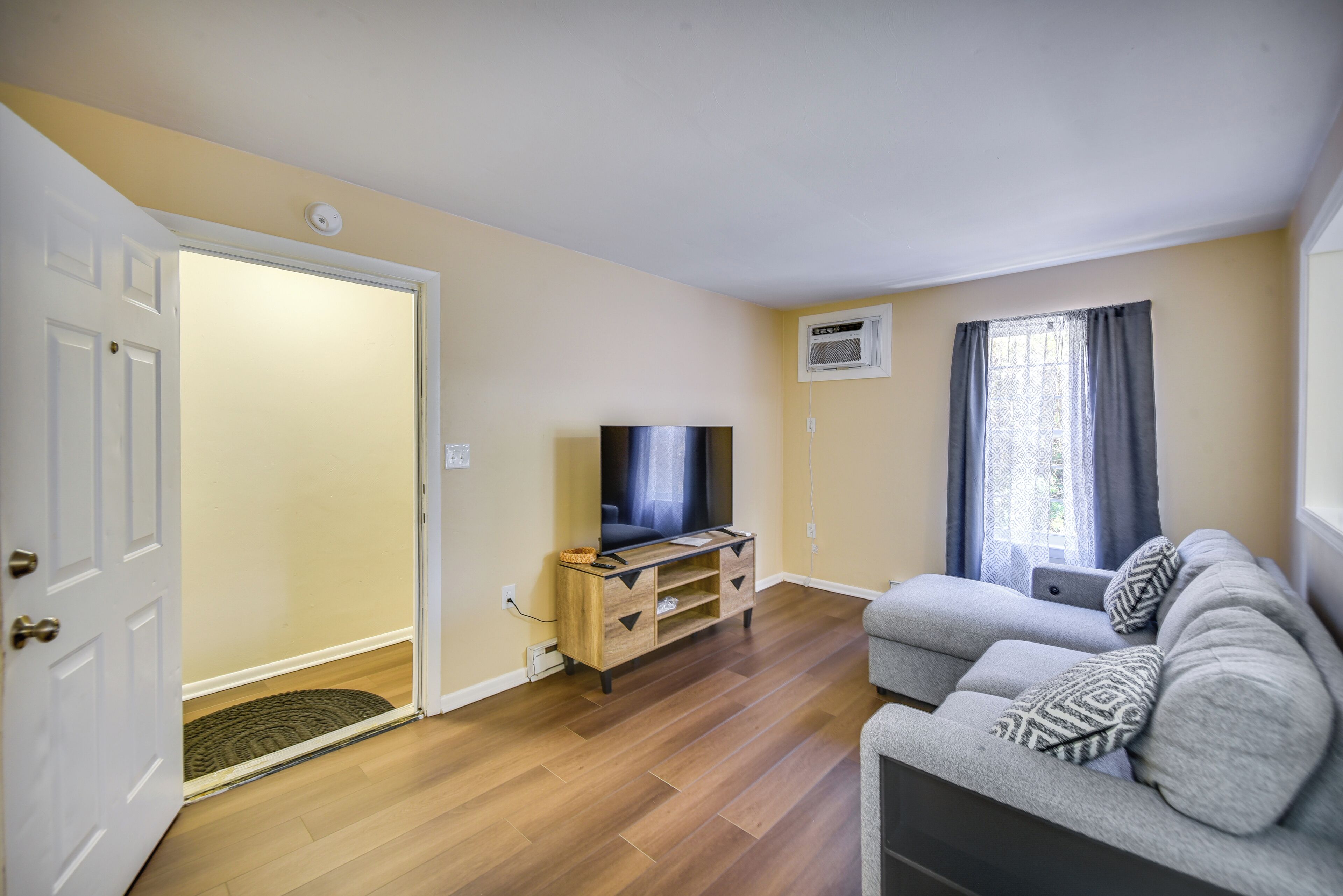 < 1 Mi To Beach! Quaint Norfolk Duplex W/ Yard - Norfolk, VA