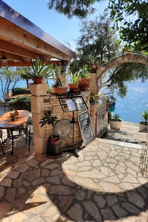 Villa Elena mit Pool, nur 60 Meter zum Meer by Interhome Reviews, Deals ...