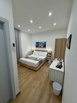 Quarto conforto, banheiro privativo | Camas com colchões de espuma com sistema de memória, frigobar