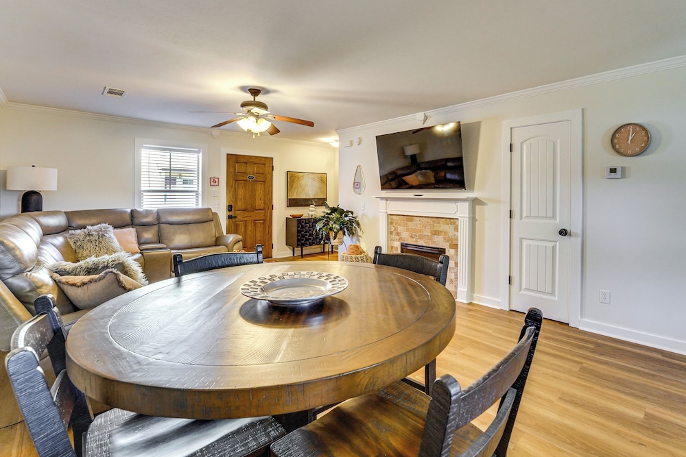 5 Mi To Univ Of Arkansas: Cozy Townhome W/ Deck - Springdale, AR