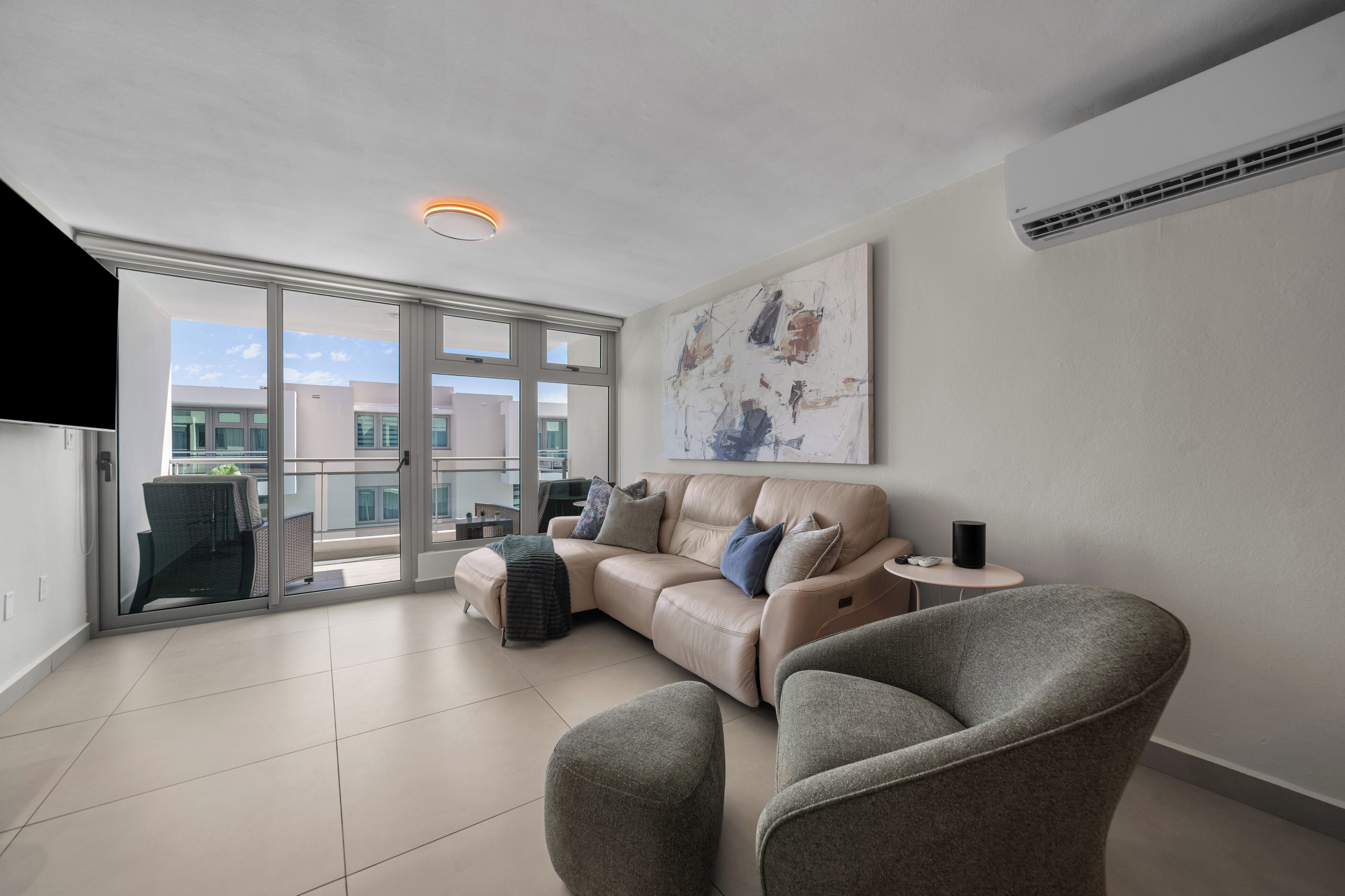 Modern Resort Style Condo Near Airport And Beaches - 2 Pools, Gym, Ac Throughout - San Juan