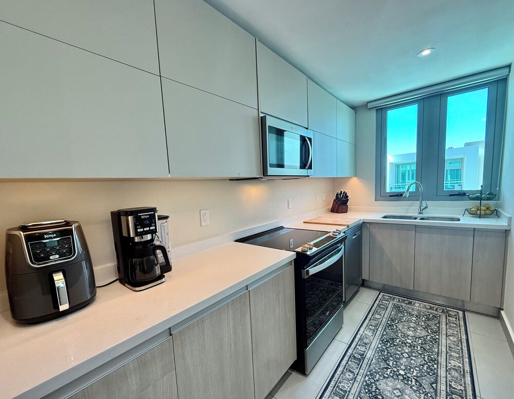 Modern Resort Style Condo Near Airport and Beaches - 2 Pools, Gym, AC ...
