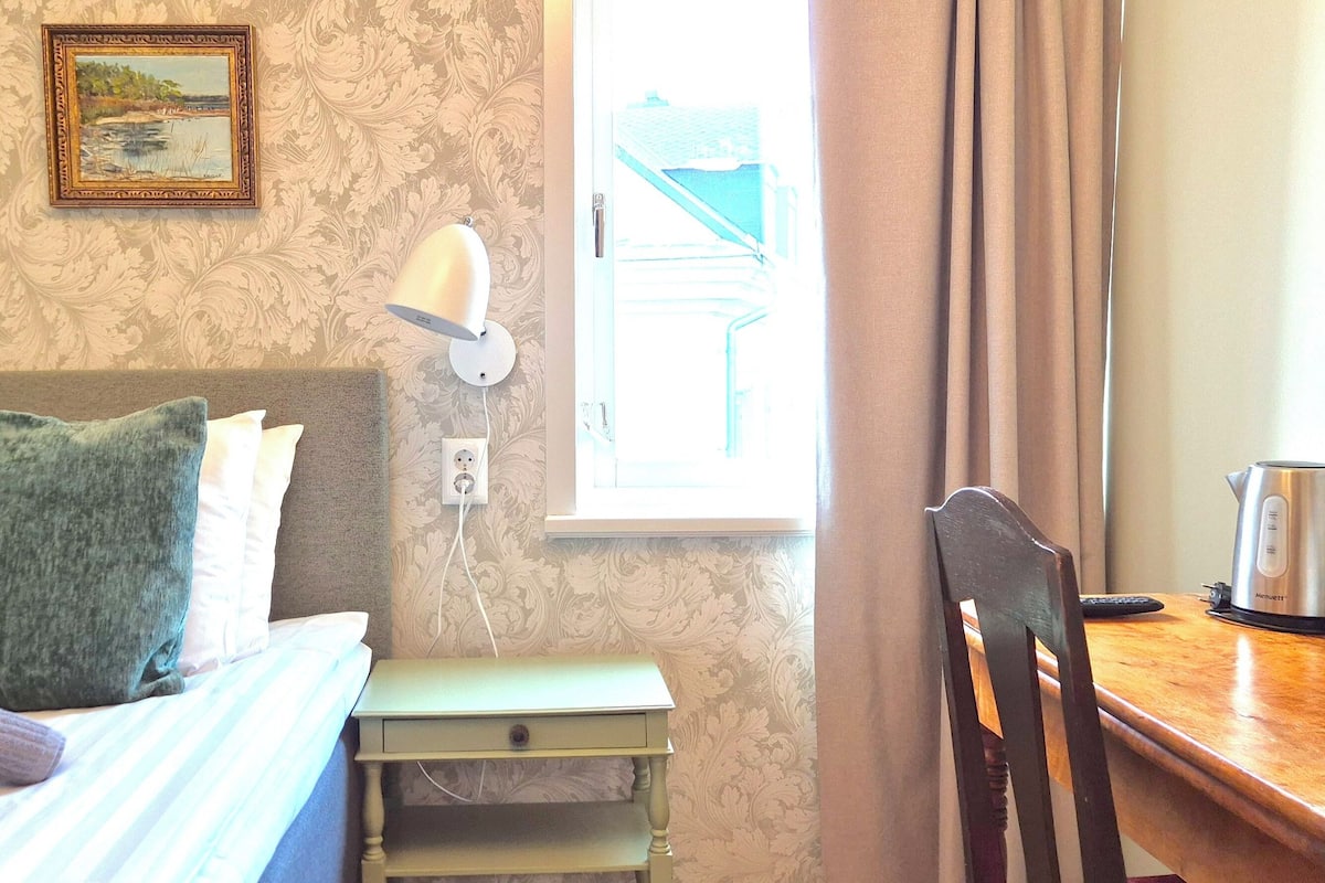 Quarto solteiro | Roupas de cama premium, escrivaninha, Wi-Fi de cortesia, roupa de cama