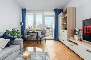 Apartamento clássico, sacada, vista para a cidade | Sala de estar | Smart TV 30 polegadas com canais digitais, Netflix