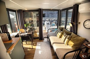 Casa Móvel Familiar, vista para o mar | Sala de estar | Smart TV de 28 polegadas com canais digitais, Netflix 