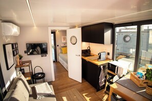 Casa Móvel Comfort, vista para o mar | Cozinha privada | Um micro-ondas, uma placa de cozinha, utensílios de cozinha