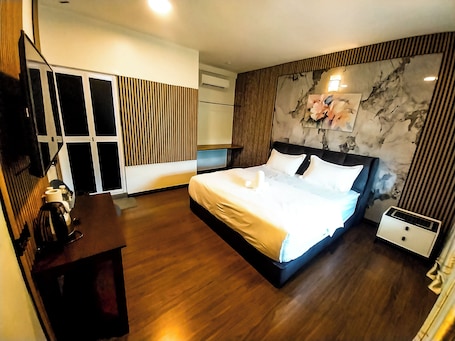 Quarto Duplo, vista para o jardim | Secretária, Wi-fi grátis . Pua Family Villa