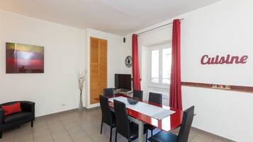 Apartamento | Cozinha privada | Micro-ondas, lava-louças, máquina de café expresso, cafeteira/chaleira