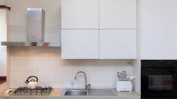 Apartamento | Cozinha privada | Micro-ondas, lava-louças, máquina de café expresso, cafeteira/chaleira