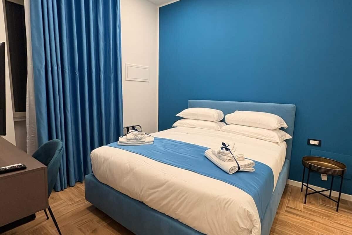 Quarto Básico | Cofre no quarto, secretária, Wi-fi grátis