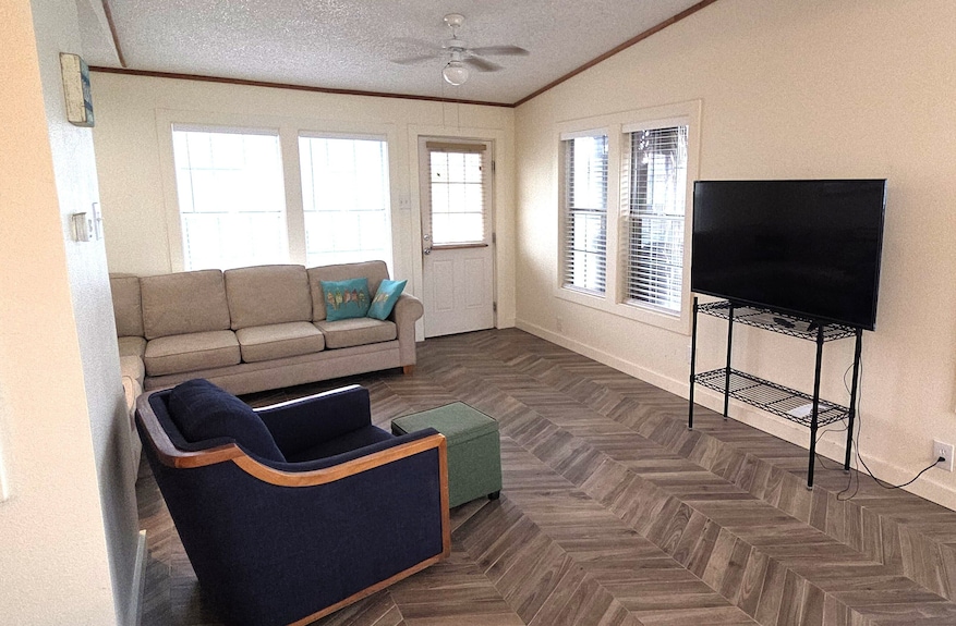 Retro Vibes-2 Br/2 Bath Cottage, Big Deck, Boat Parking, Beach Nearby, Dogs Ok! - Corpus Christi, TX