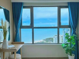 Apartamento, 3 quartos, vista para o oceano | Secretária, cortinas/cortinados opacos, ferro/tábua de engomar 