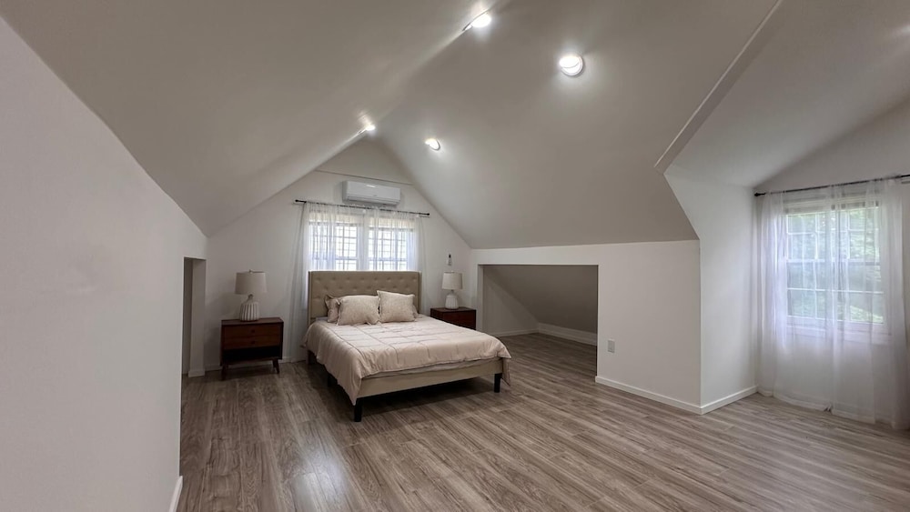 Private House 3Bd 2 Bath with BACKYARD and PARKING right next to ...