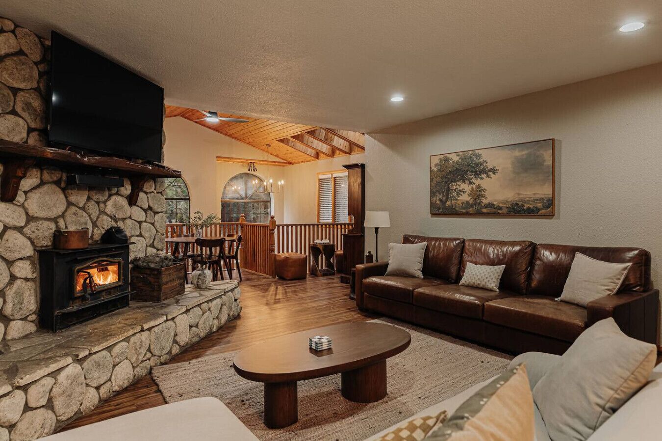 Stylish Sylvan Glen Chalet W/ Hot Tub, Pool Table - Big Bear, CA