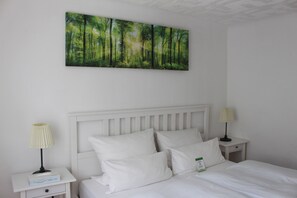 Charming, spacious 2BR in Böblingen, walk to Lakes, Transit & German ...