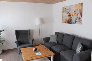 Charming, spacious 2BR in Böblingen, walk to Lakes, Transit & German ...
