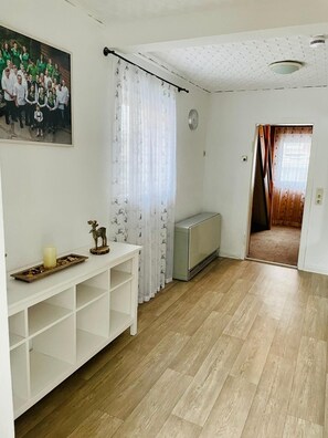 Charming, spacious 2BR in Böblingen, walk to Lakes, Transit & German ...