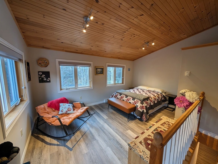Lake Front Cottage 5 Bedrooms, Bright Open Concept Living Space - Nova Scotia