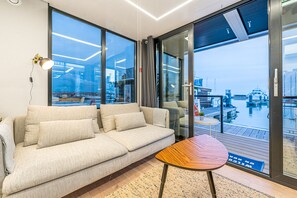 Casa Móvel de Luxo, vista para o mar | Sala de estar | Smart TV de 28 polegadas com canais digitais, Netflix