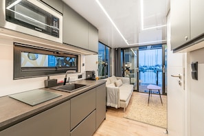 Trailer superluxo, vista para o mar | Cozinha privada | Geladeira, micro-ondas, cooktop, máquina de café expresso