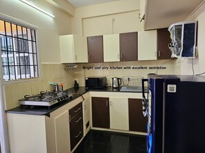 Spacious 2-bedroom apartment with AC in Chennai near Trade Center ...