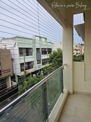 Spacious 2-bedroom apartment with AC in Chennai near Trade Center ...