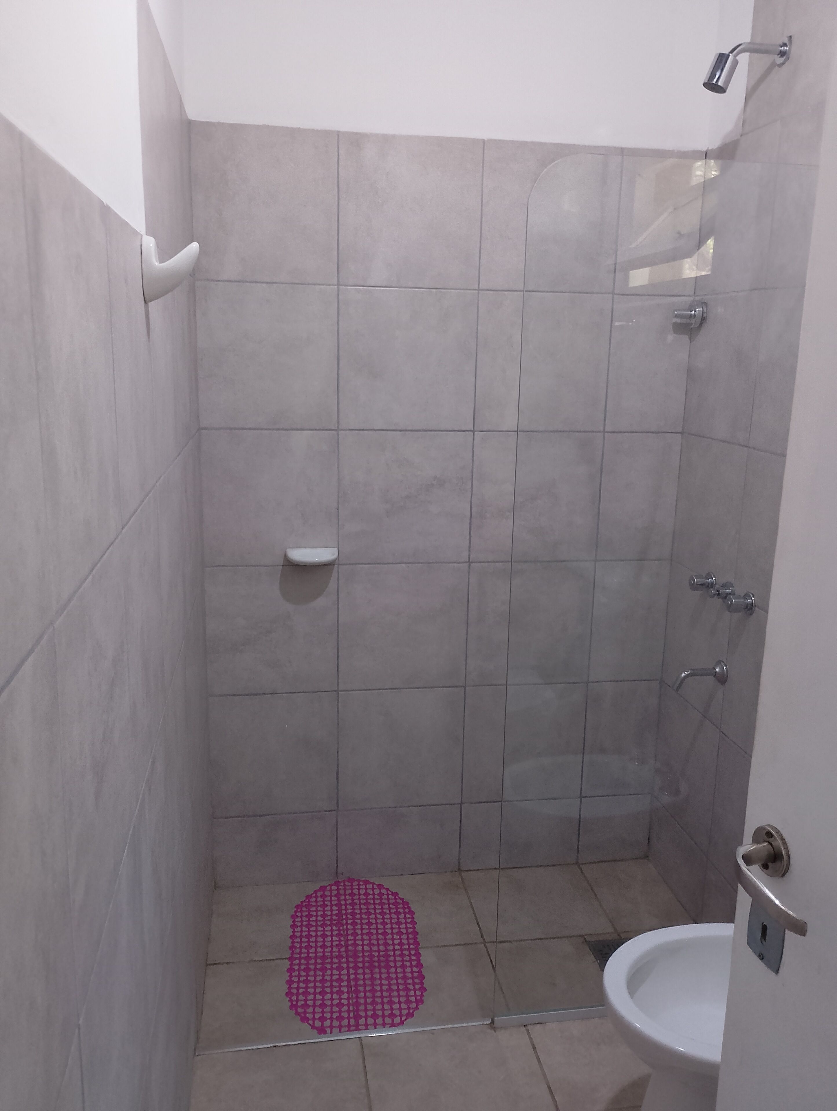 Quarto Triplo | Casa de banho | Um polibã, um chuveiro fixo, um bidé, toalhas fornecidas 