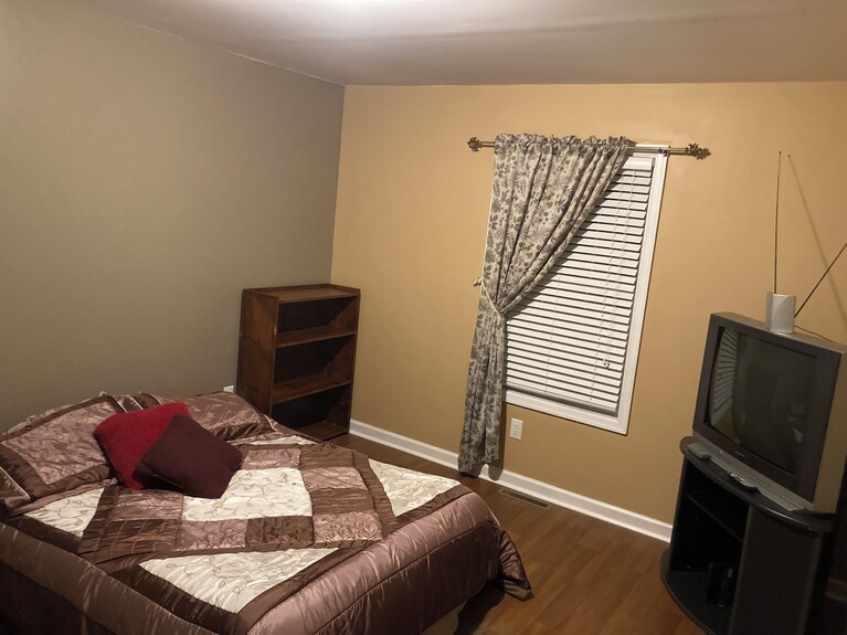 Br Keyed Different Locks Rent Separate Or Together. Kitchen, Lr, Laundry Shared - Dover, DE