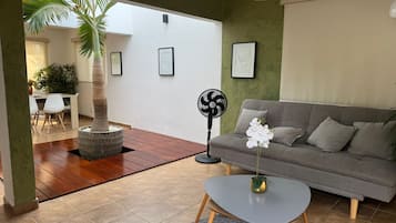 Apartamento Standard, pátio | Sala de estar