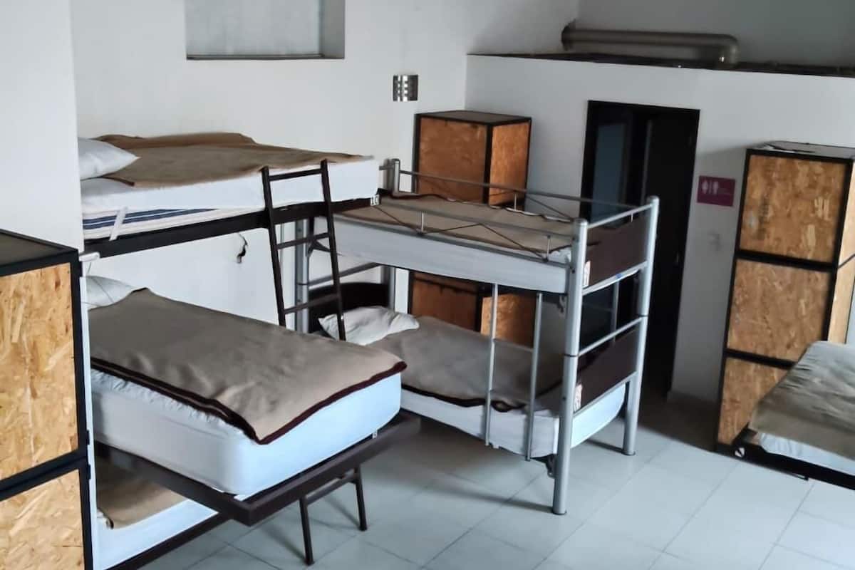 Dormitório compartilhado básico, somente para mulheres, sacada, vista para a cidade | Wi-Fi de cortesia