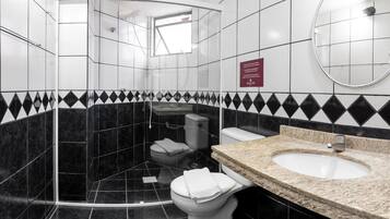 Quarto Triplo Comfort, varanda, vista parcial para o mar | Casa de banho | Um polibã, um secador de cabelo, toalhas fornecidas, sabão