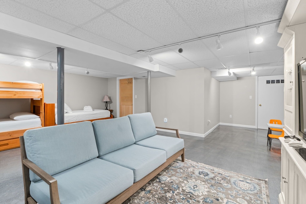 Cape Cod Fireplace/ Hot Tub Fire Pit & Beach - Hyannis | FeWo-direkt