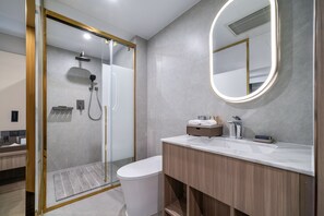 Quarto casal júnior | Banheiro | Chuveiro, produtos de toalete grátis, secador de cabelo 