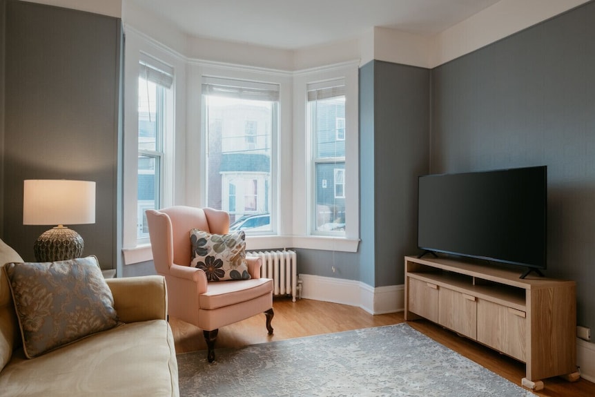 Modern Townhouse | 3 Bed + Backyard - Paradise