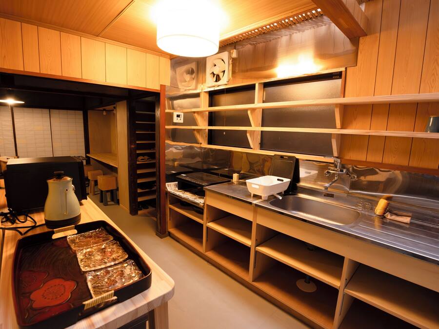 Um frigorífico, um micro-ondas, uma placa de cozinha