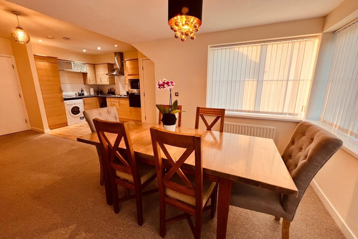 Apartamento, 2 quartos | Sala de jantar