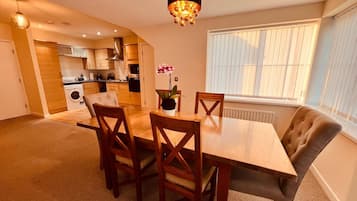 Apartamento, 2 quartos | Sala de jantar