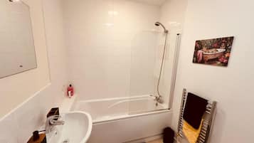 Apartamento, 2 quartos | Casa de banho