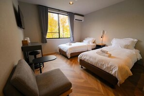 Quarto triplo luxo | Quartos à prova de som, Wi-Fi de cortesia