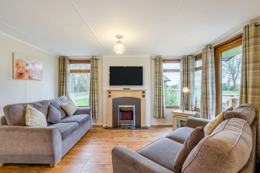 Athelington Lodge - Beech - Sleeps 6 Guests In 2 Bedrooms - Norfolk