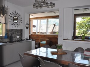 Renovated 2-bedroom flat, center station, 300m to slopes, 6 people ...