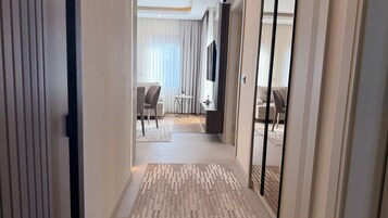 Apartamento Superior em Condomínio Fechado | Secretária, secretária adequada para computadores portáteis 