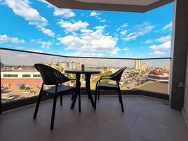 Apartamento Deluxe em Condomínio Fechado, Vista para a cidade | Secretária, secretária adequada para computadores portáteis 