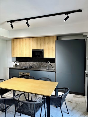 Apartamento premium, 2 quartos, varanda | Cozinha privada | Geladeira grande, micro-ondas, fogão, cooktop