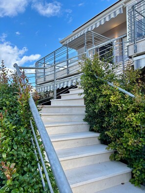 Apartamento superior, 1 quarto, terraço | Roupas de cama premium, edredons de pluma, cofres nos quartos