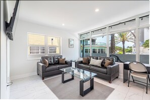 Apartamento Comfort, 2 quartos, varanda, vista parcial para o oceano | Sala de estar