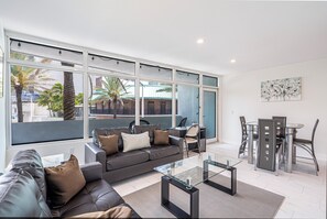 Apartamento Comfort, 2 quartos, varanda, vista parcial para o oceano | Sala de estar