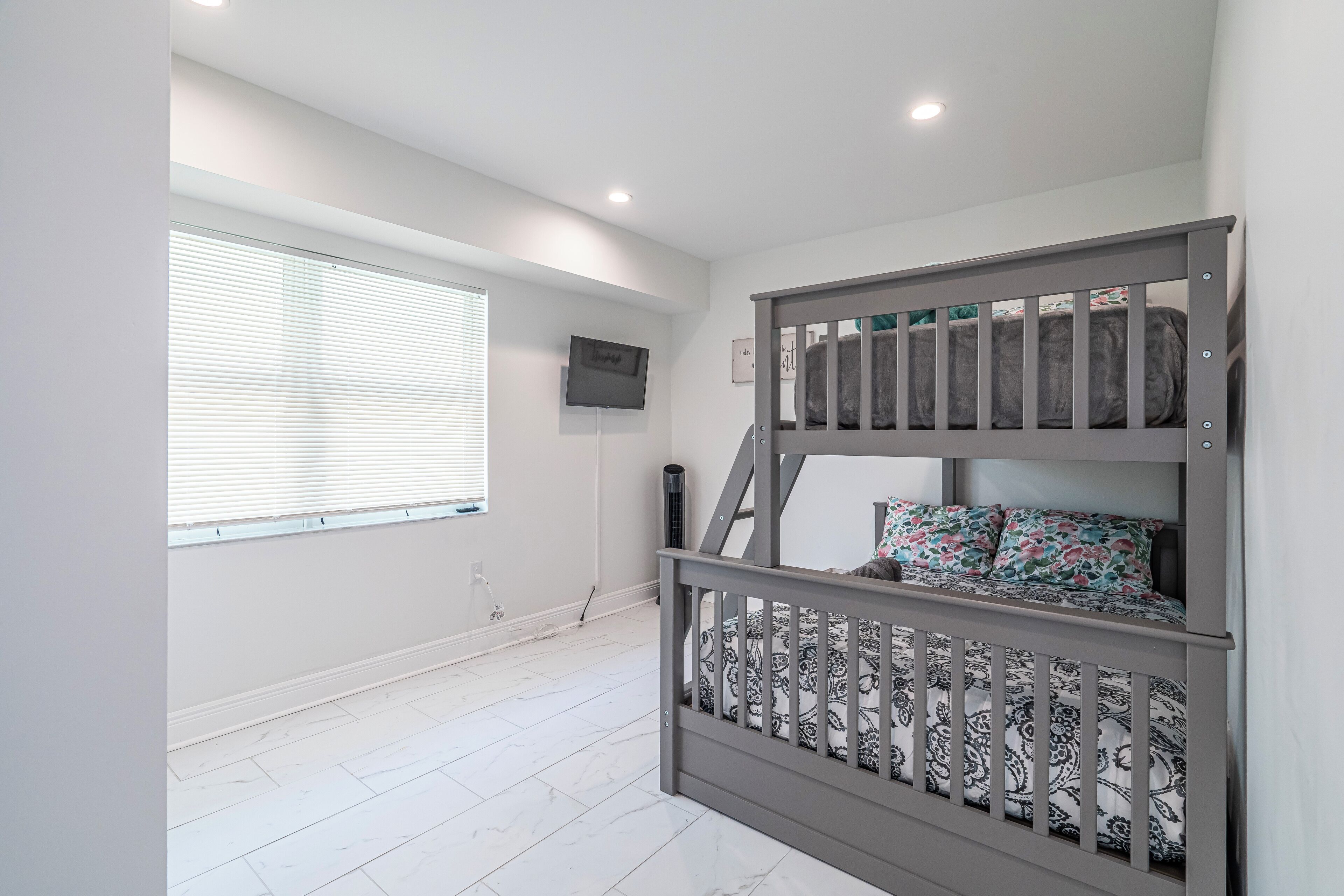 Apartamento conforto, 2 quartos, sacada, vista parcial para o oceano | Escrivaninha, cortinas blackout, ferros/tábuas de passar roupa